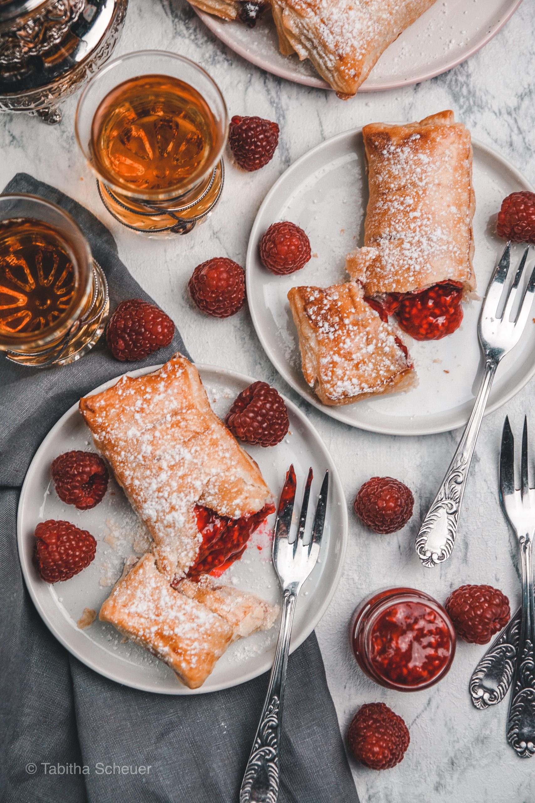 Rezept für leckere Himbeertaschen mit selbstgemachtem Karamell-Eis