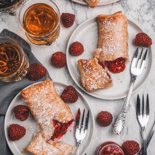 Rezept für leckere Himbeertaschen mit selbstgemachtem Karamell-Eis