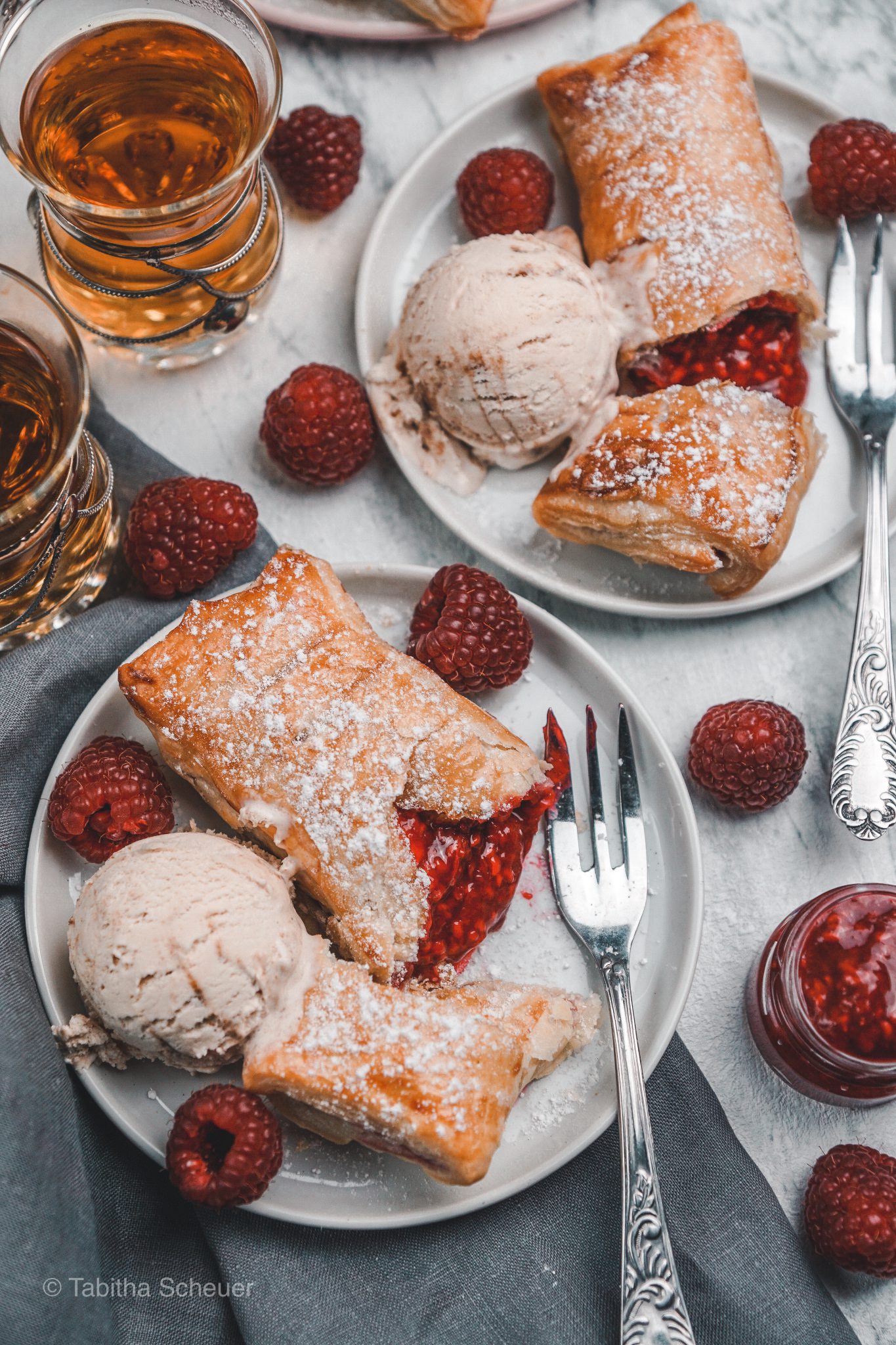Rezept für leckere Himbeertaschen mit selbstgemachtem Karamell-Eis