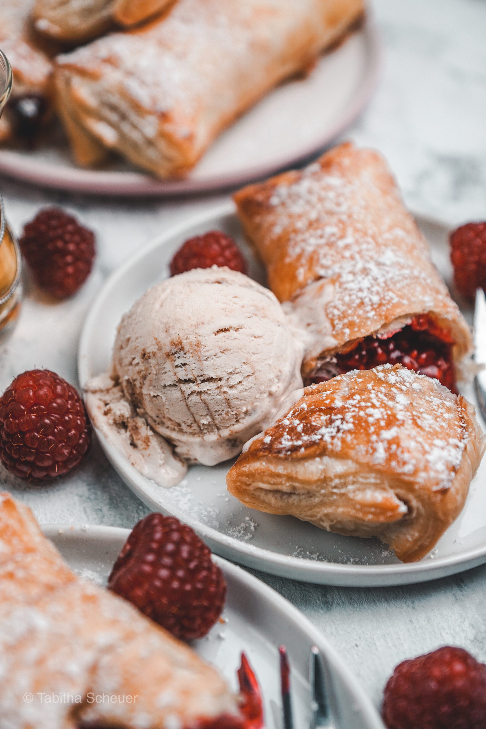 Rezept für leckere Himbeertaschen mit selbstgemachtem Karamell-Eis