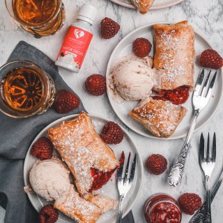 Rezept für leckere Himbeertaschen mit selbstgemachtem Karamell-Eis