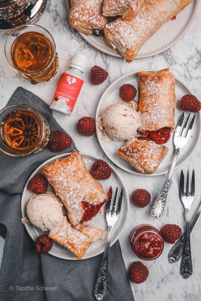 Rezept für leckere Himbeertaschen mit selbstgemachtem Karamell-Eis